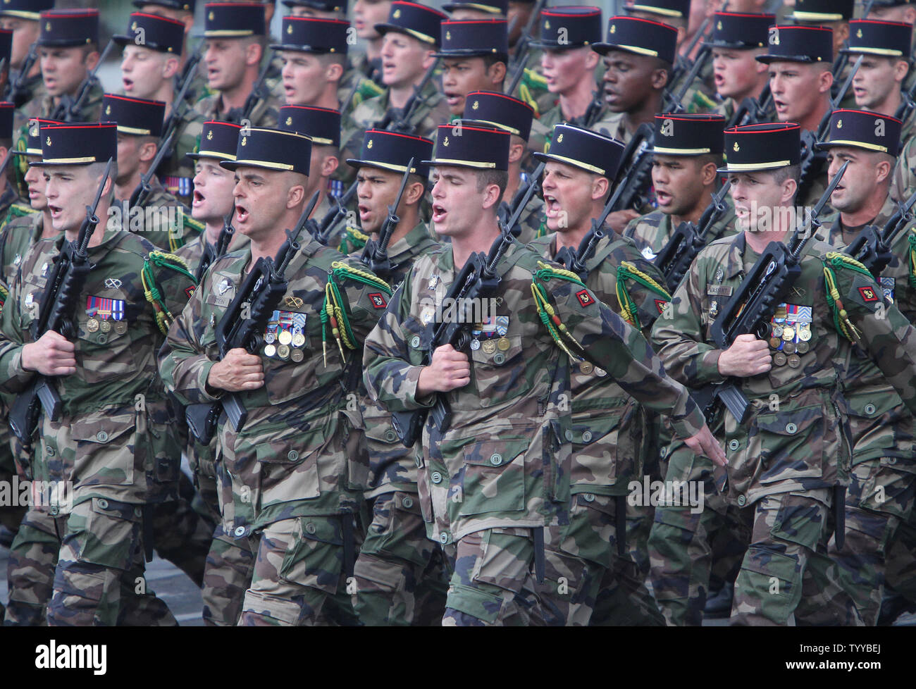 Marines of the French 2nd Regiment arrive at the Place de la Concorde ...
