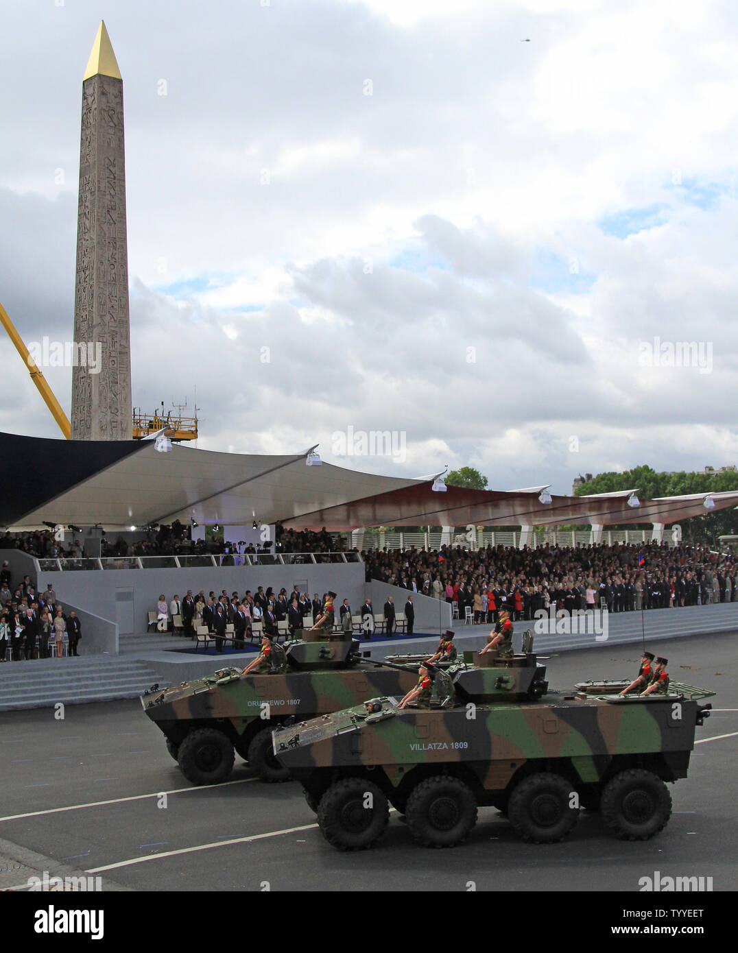 Bastille day parade tanks hi-res stock photography and images - Alamy