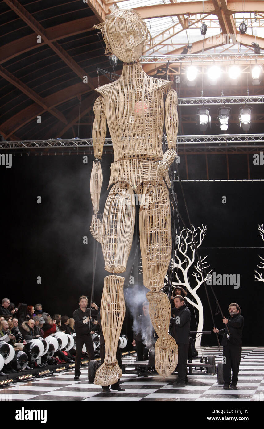 The giant mannequin hi-res stock photography and images - Alamy