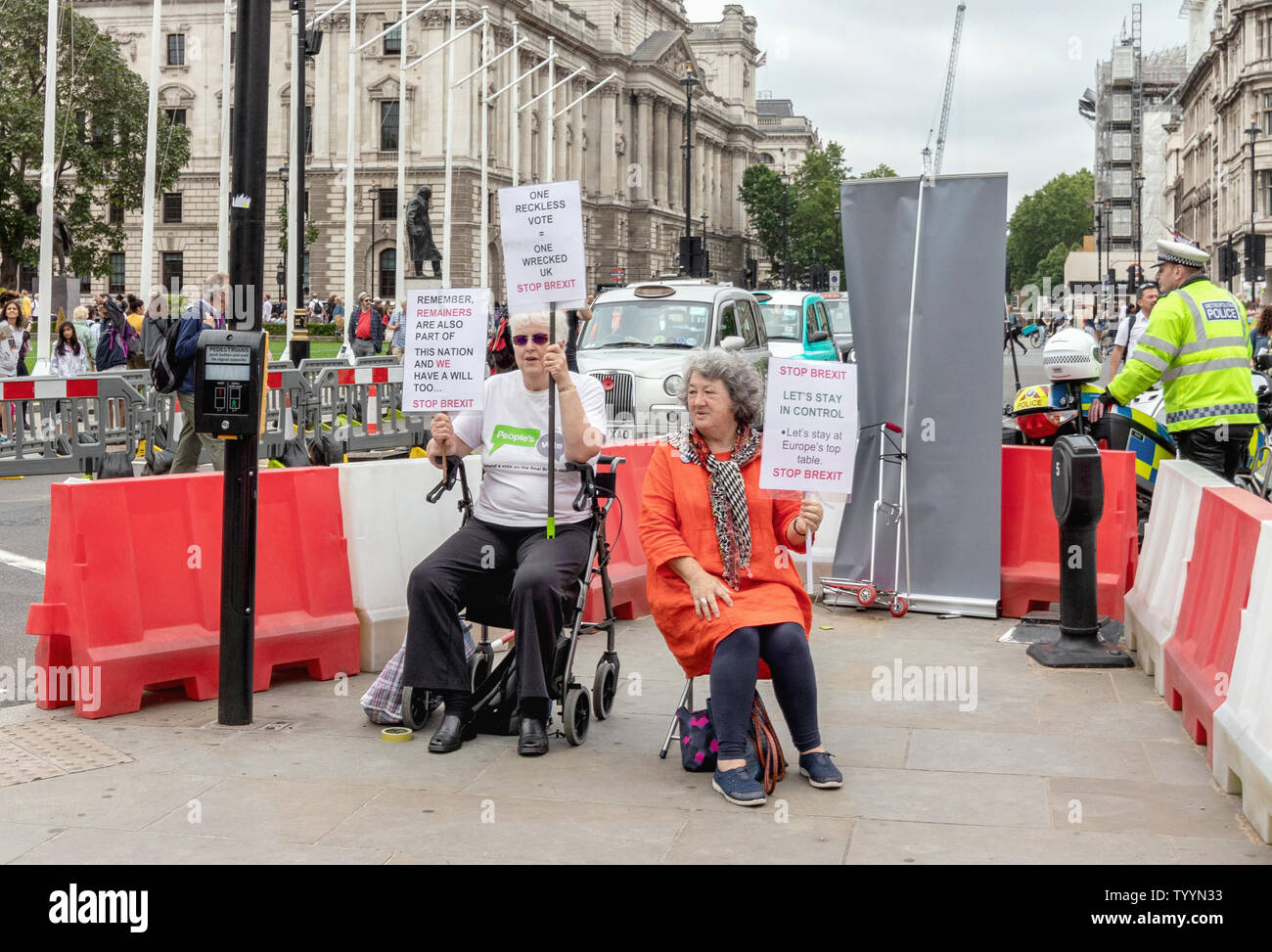 Protesters holding protest signs hi-res stock photography and images ...
