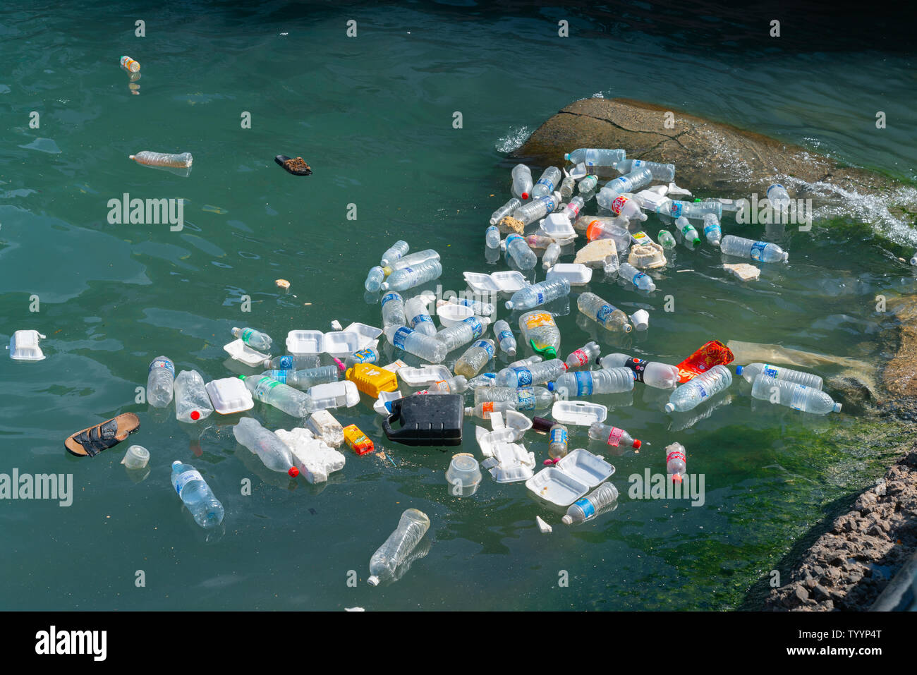 Ocean trash hi-res stock photography and images - Alamy