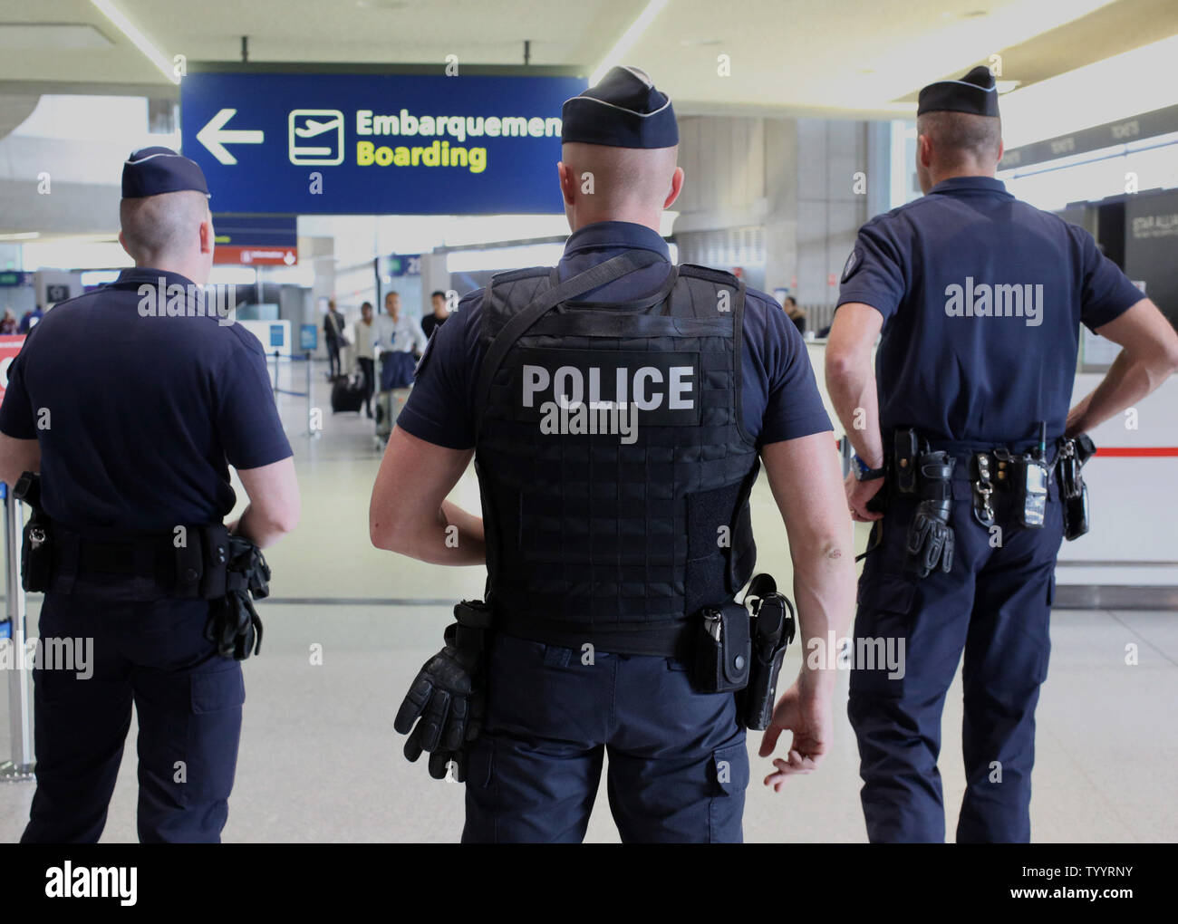 Armed police patrol the departure hall of Roissy-Charles de Gaulle's ...