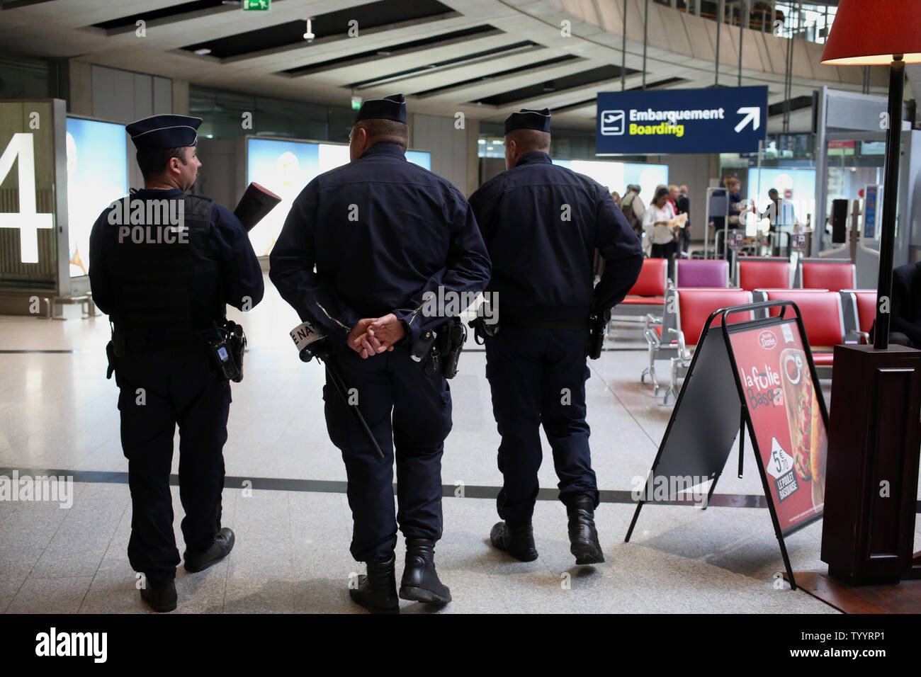 Armed police patrol the departure hall of Roissy-Charles de Gaulle's ...