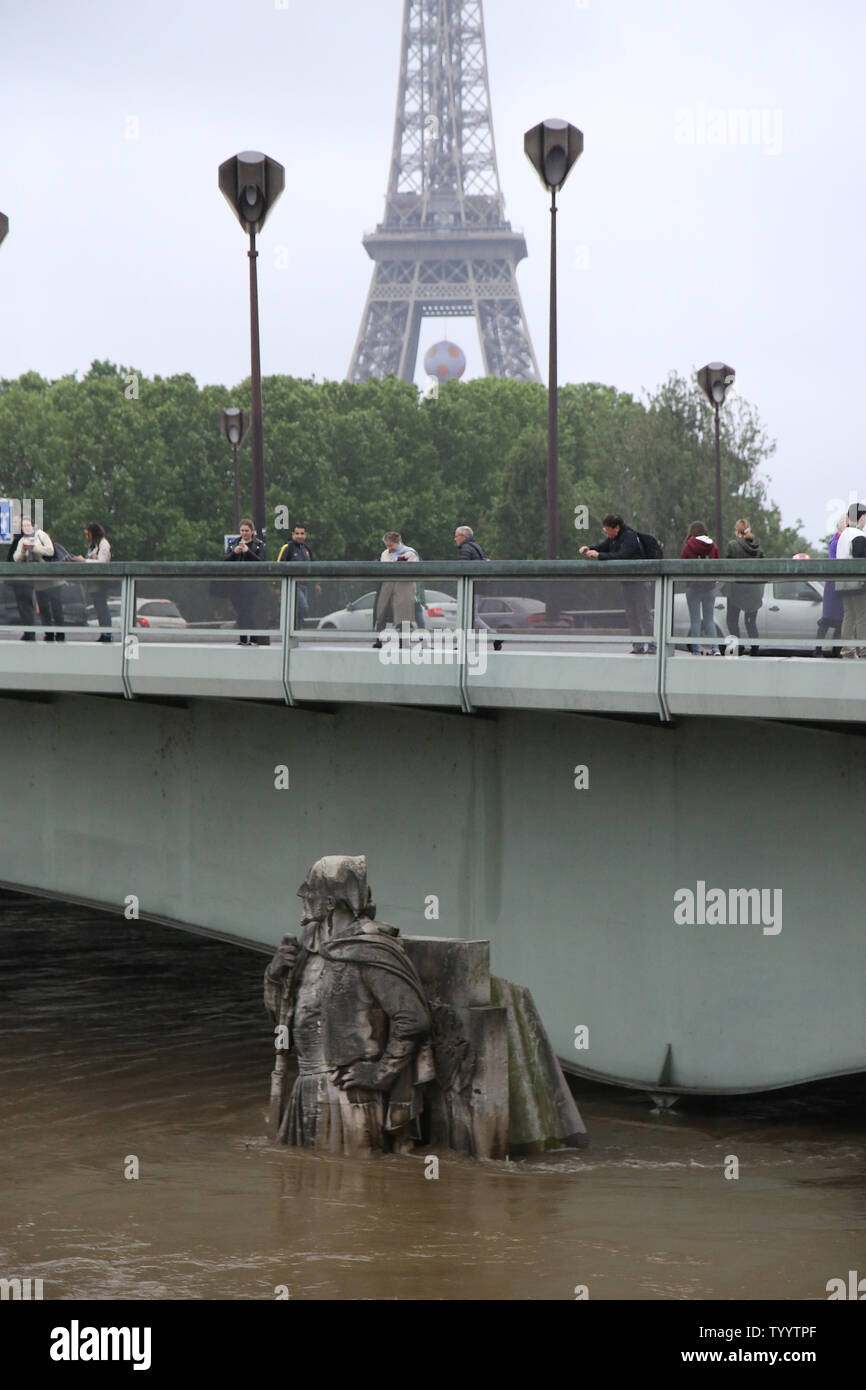 Le Zouave statue is submerged in the Seine River in front of the Eiffel ...