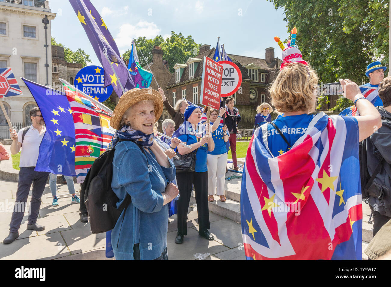 Protesters holding protest signs hi-res stock photography and images ...