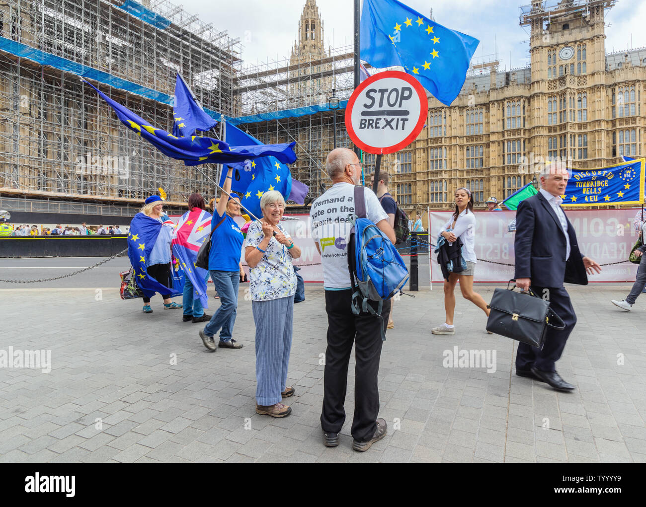 Protesters holding protest signs hi-res stock photography and images ...