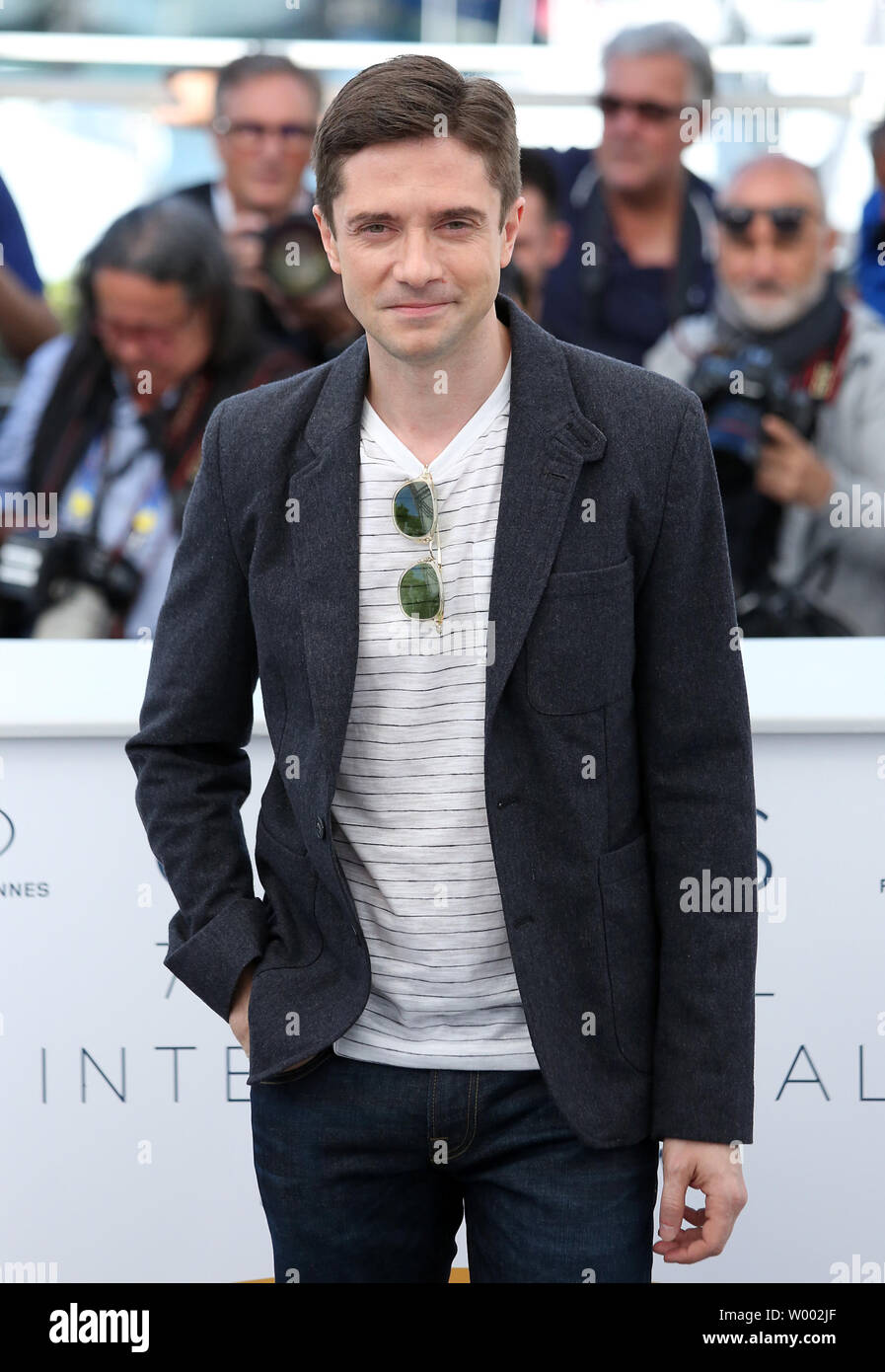 Topher Grace arrives at a photocall for the film "BlacKkKlansman ...