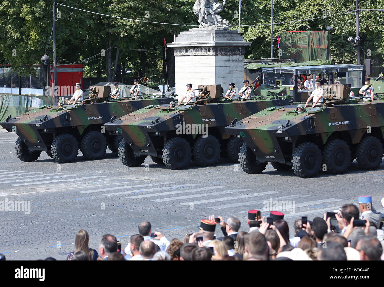 Bastille day parade tanks hi-res stock photography and images - Alamy