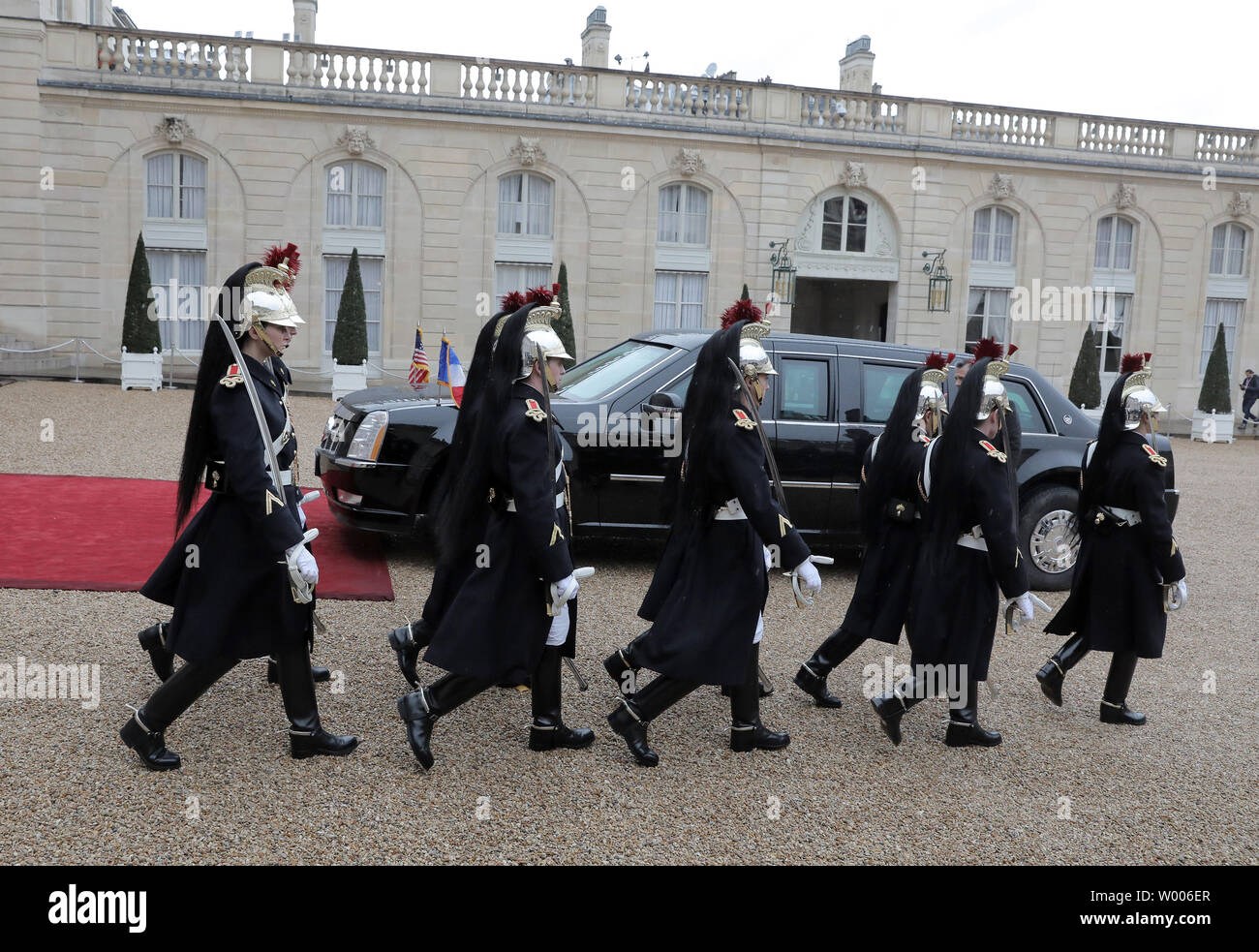 Paris republican guards at the elysee hi-res stock photography and ...