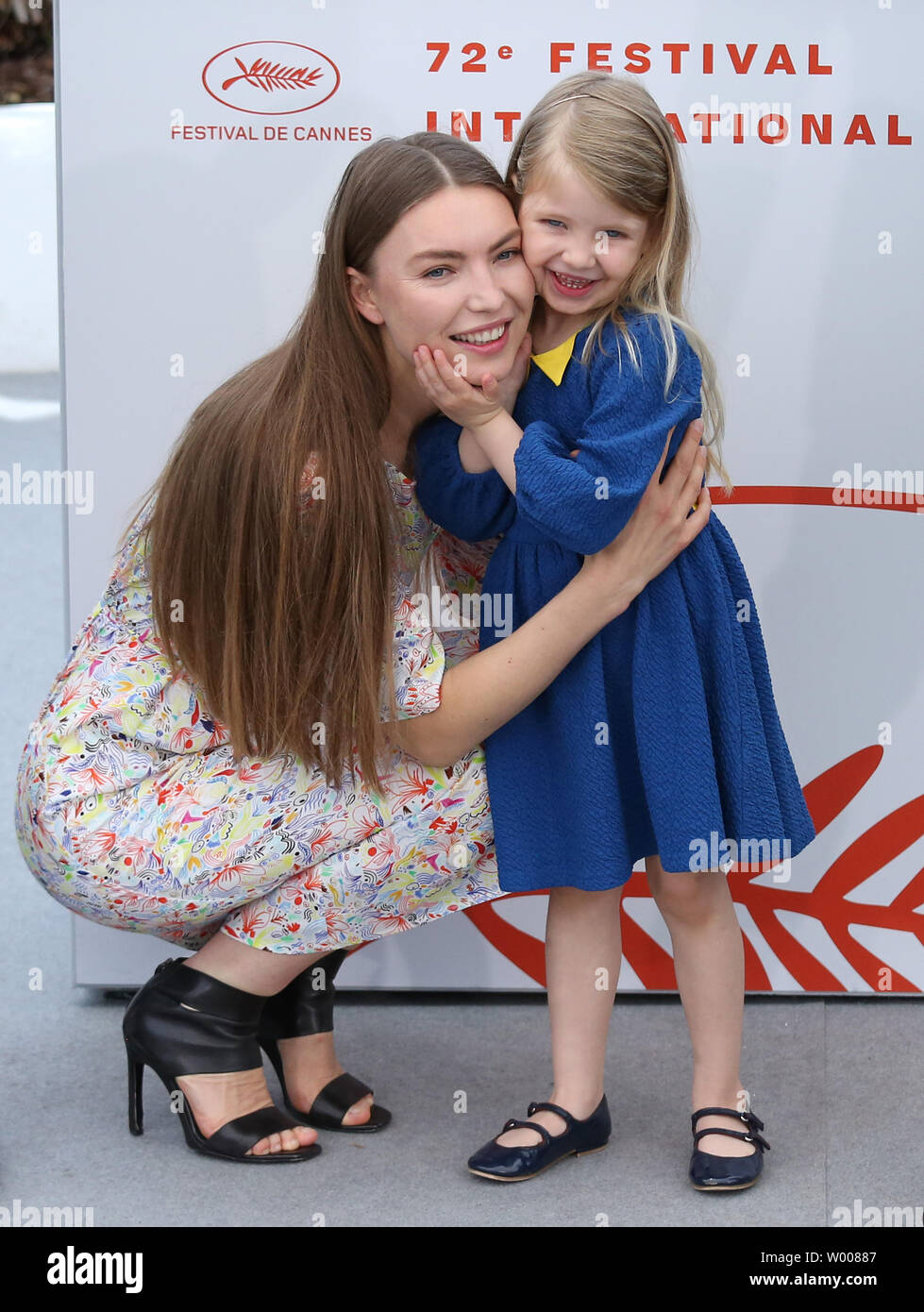Cristina Chiriac (L) and Anna Ferrara arrive at a photocall for the ...
