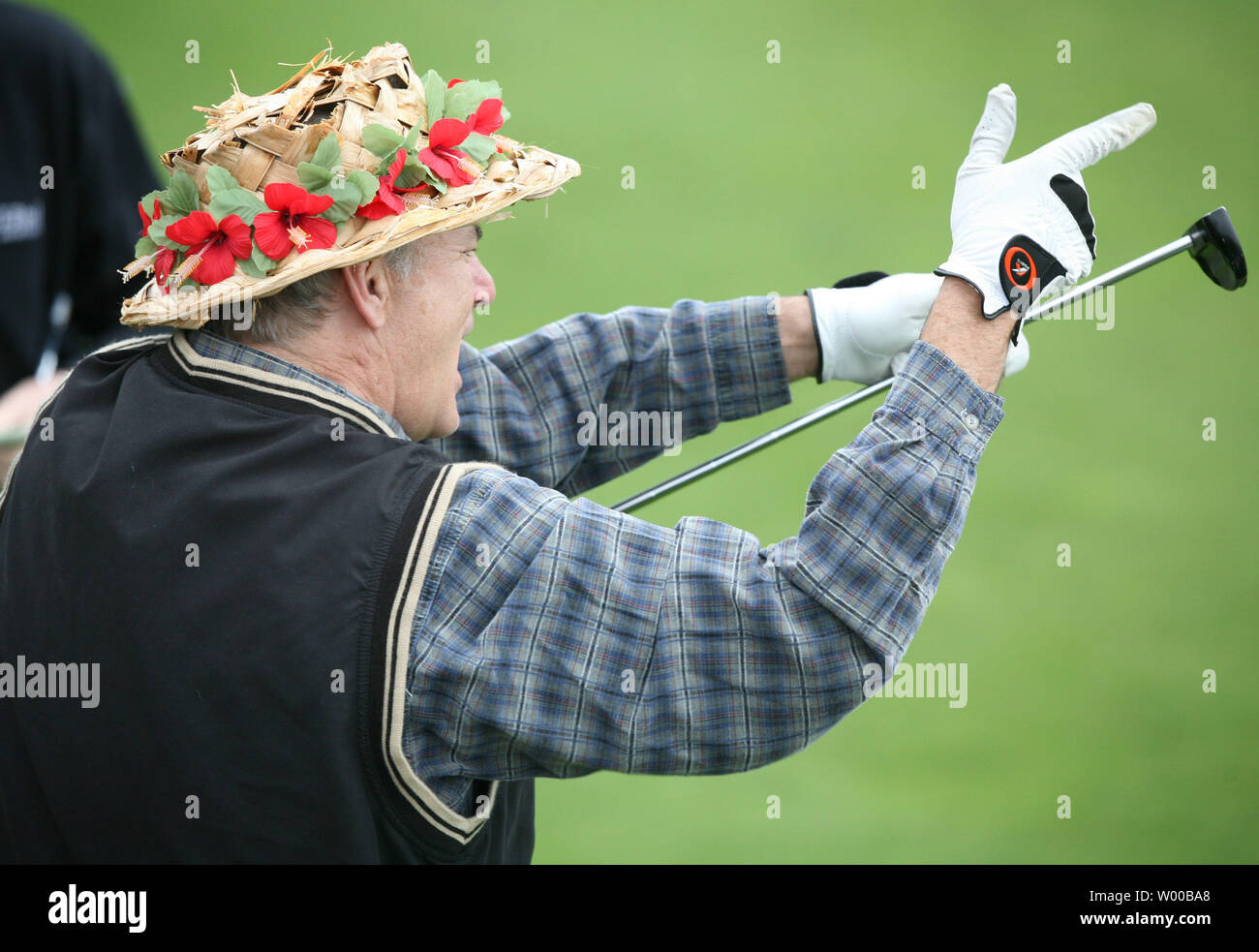 Bill Murray points his fingers at the gallery after after missing his ...
