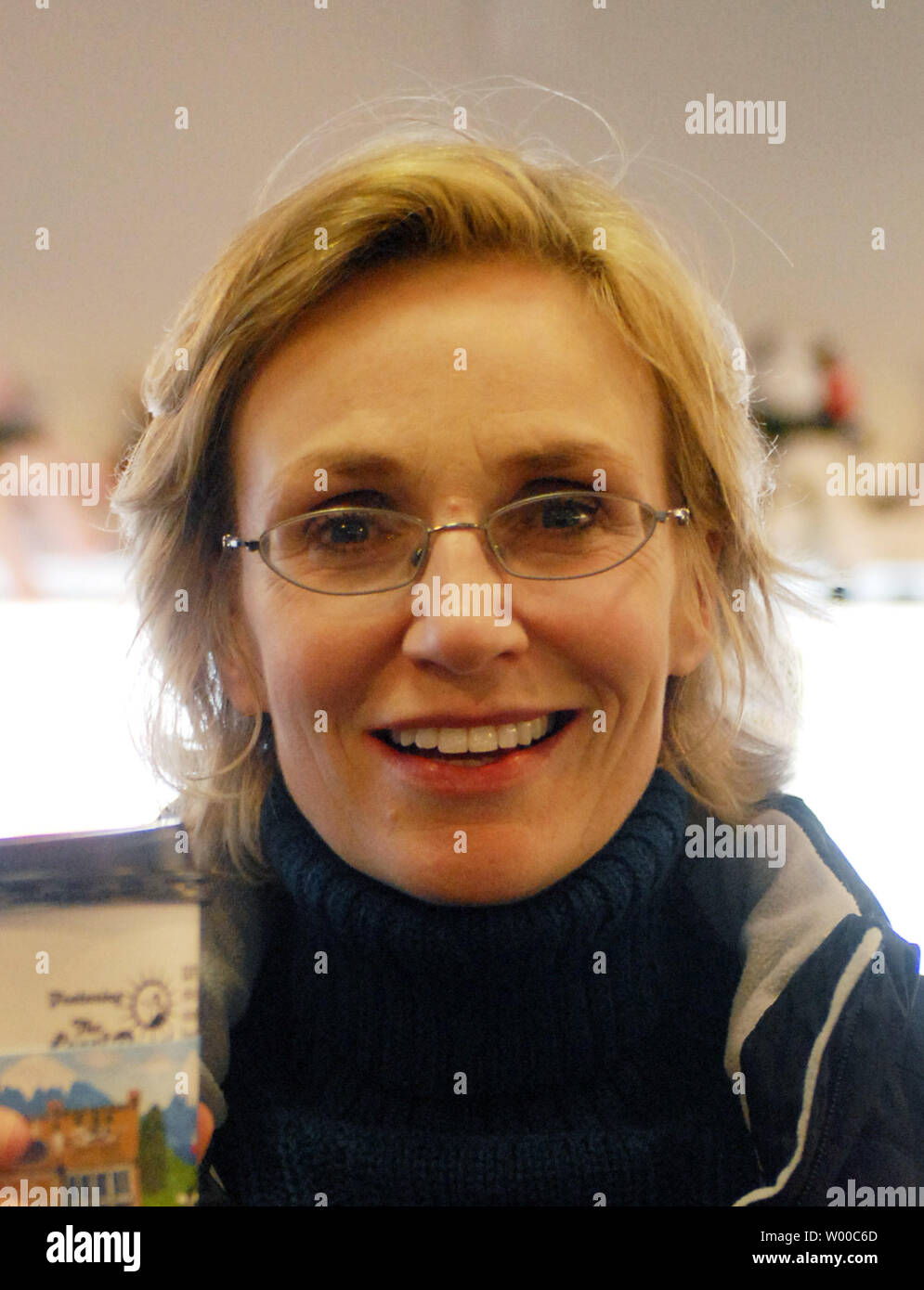 Actress Jane Lynch enjoys a cup of coffee at Java Cow Cafe on Main ...