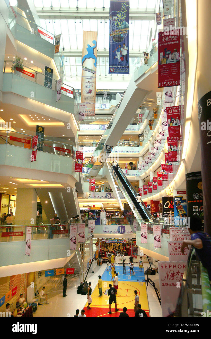 Wealthy chinese shoppers hi-res stock photography and images - Alamy