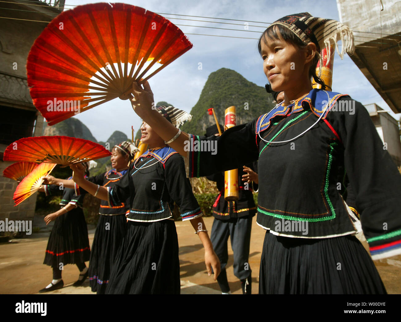 National minorities china hi-res stock photography and images - Alamy