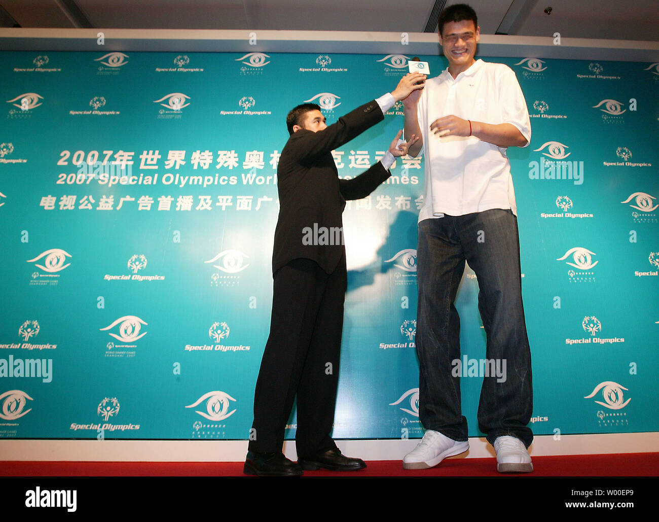 Chinese national hero and NBA star Yao Ming, also the Chinese envoy of ...