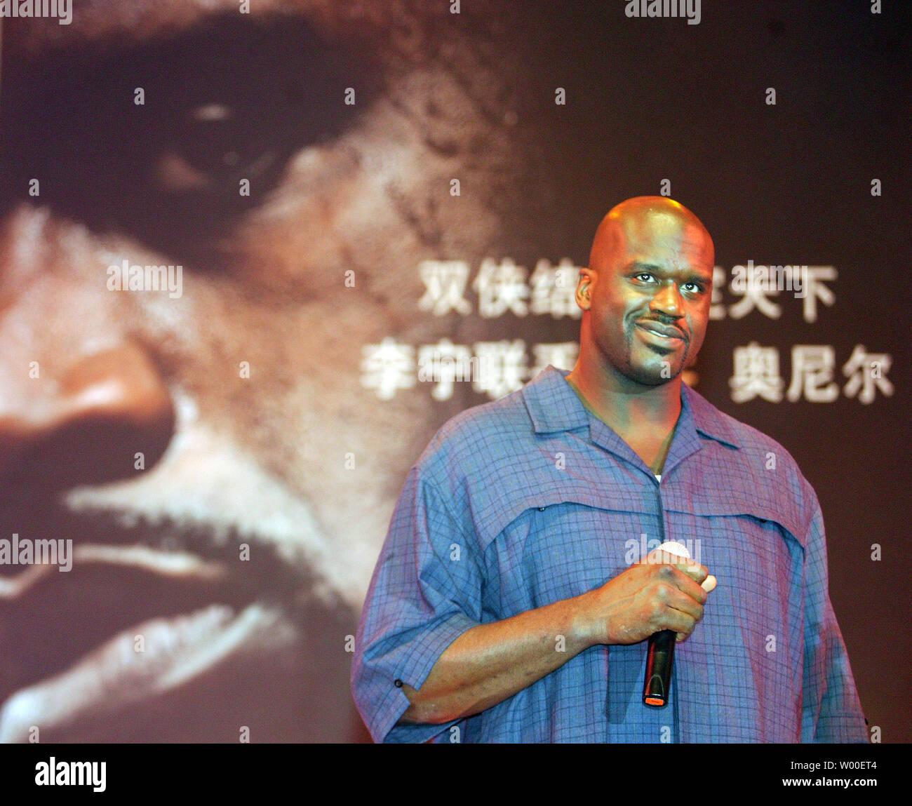 NBA superstar Shaquille O'Neil at news conference announcing his ...