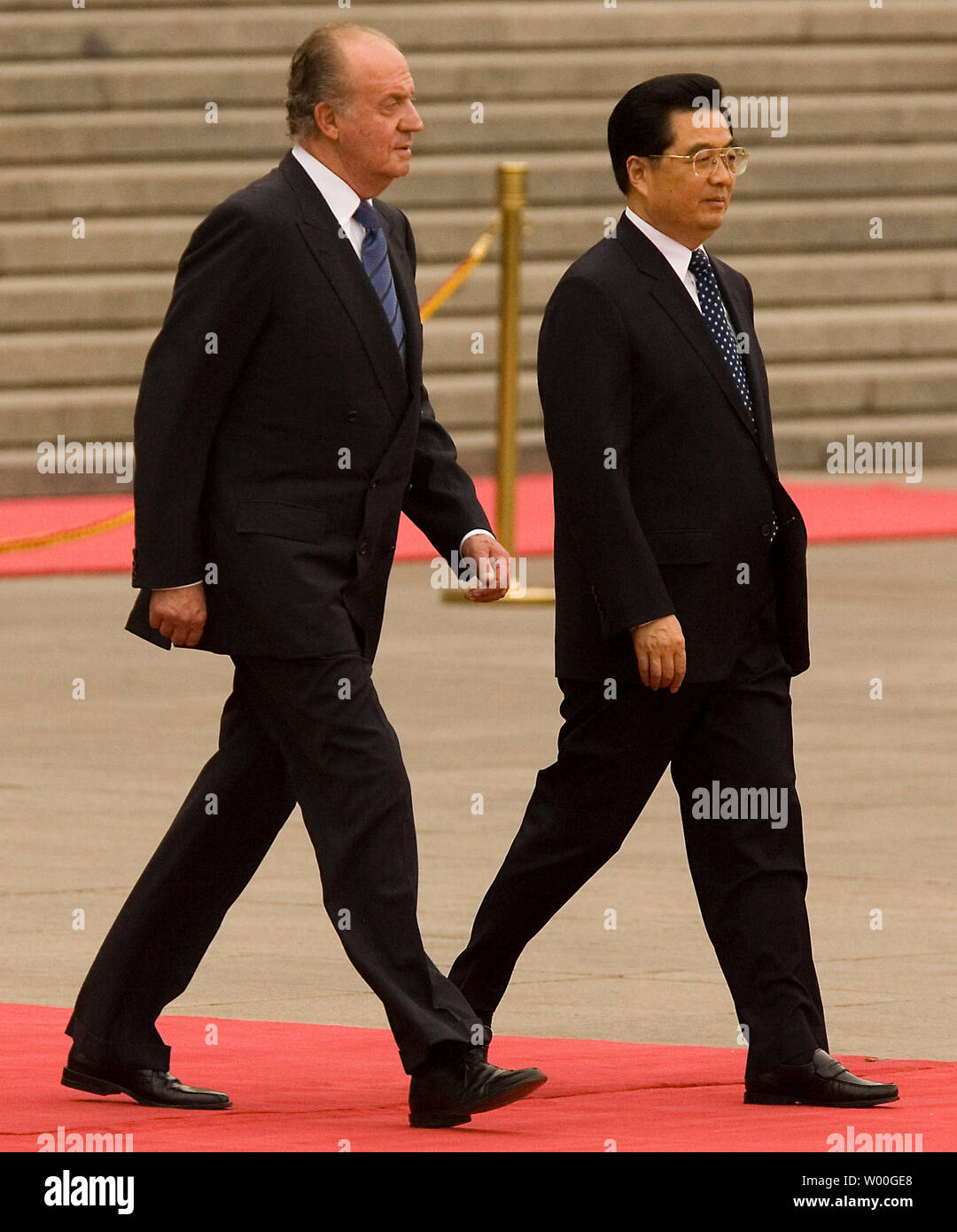 Chinese President Hu Jintao (R) escorts Spanish King Juan Carlos during ...