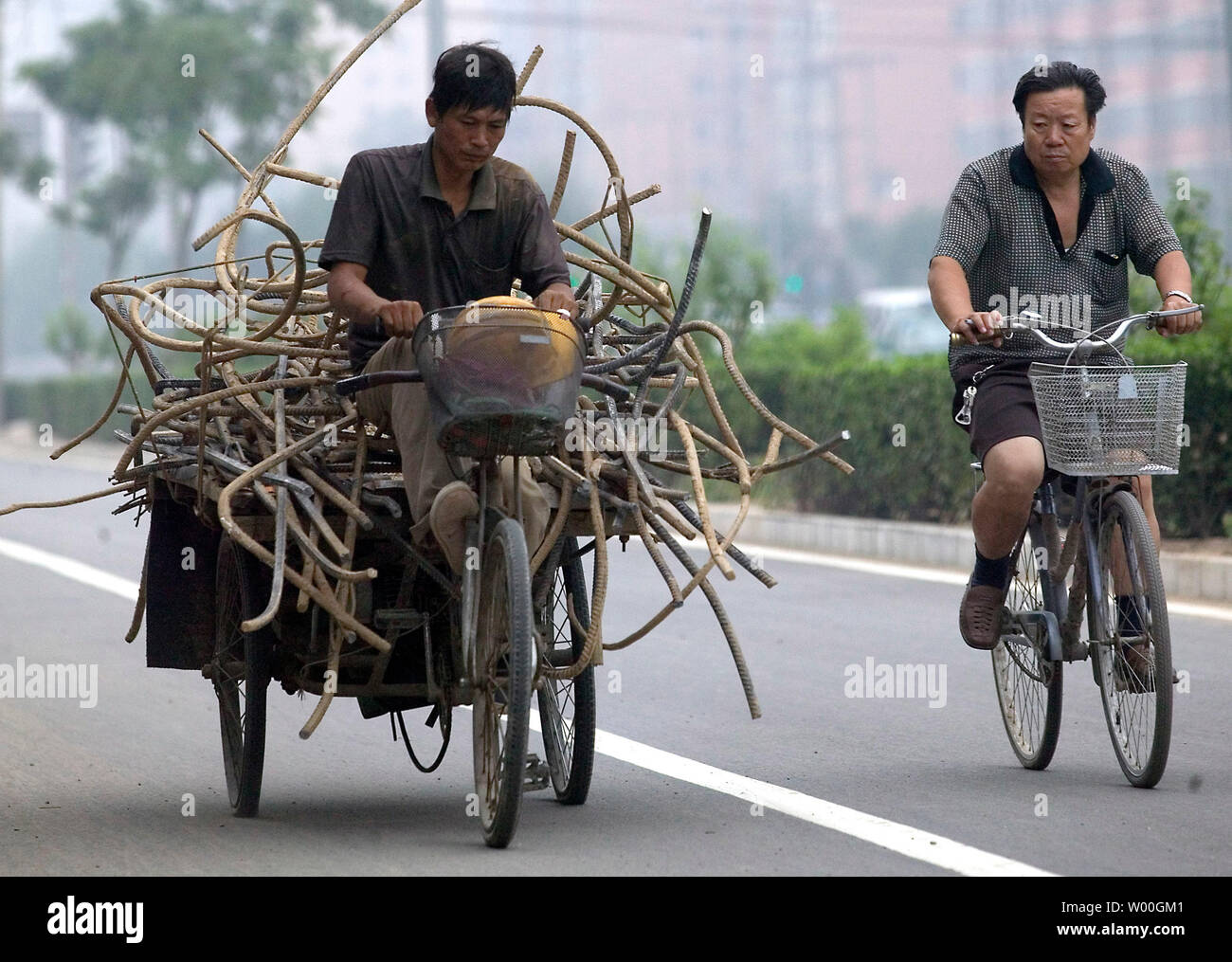 Poor getting poorer hi-res stock photography and images - Alamy