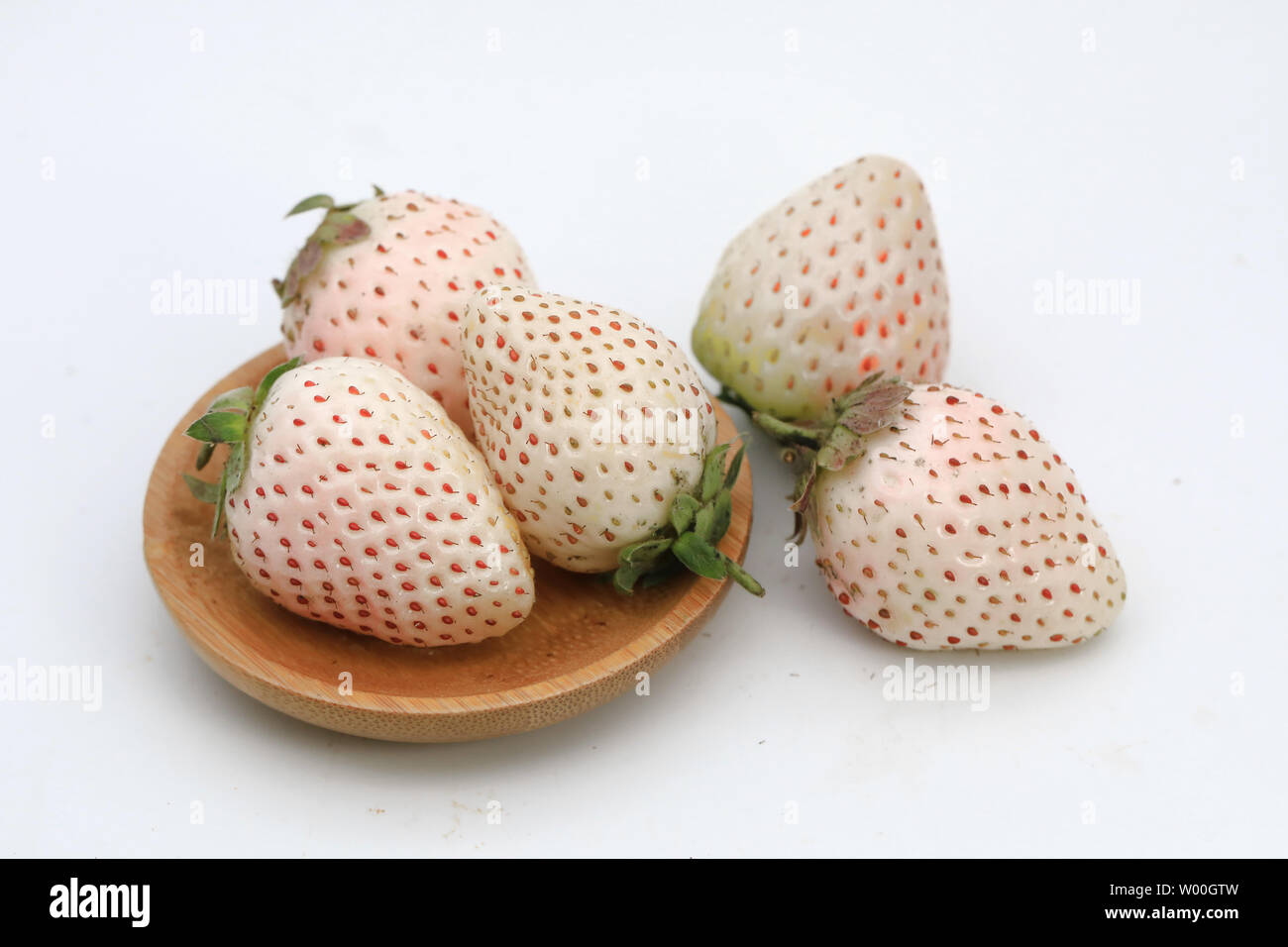 Net red strawberry, Japanese light snow strawberry, also known as white ...
