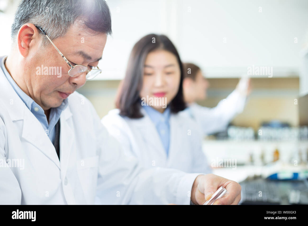 people doing chemical experiment in modern lab Stock Photo - Alamy