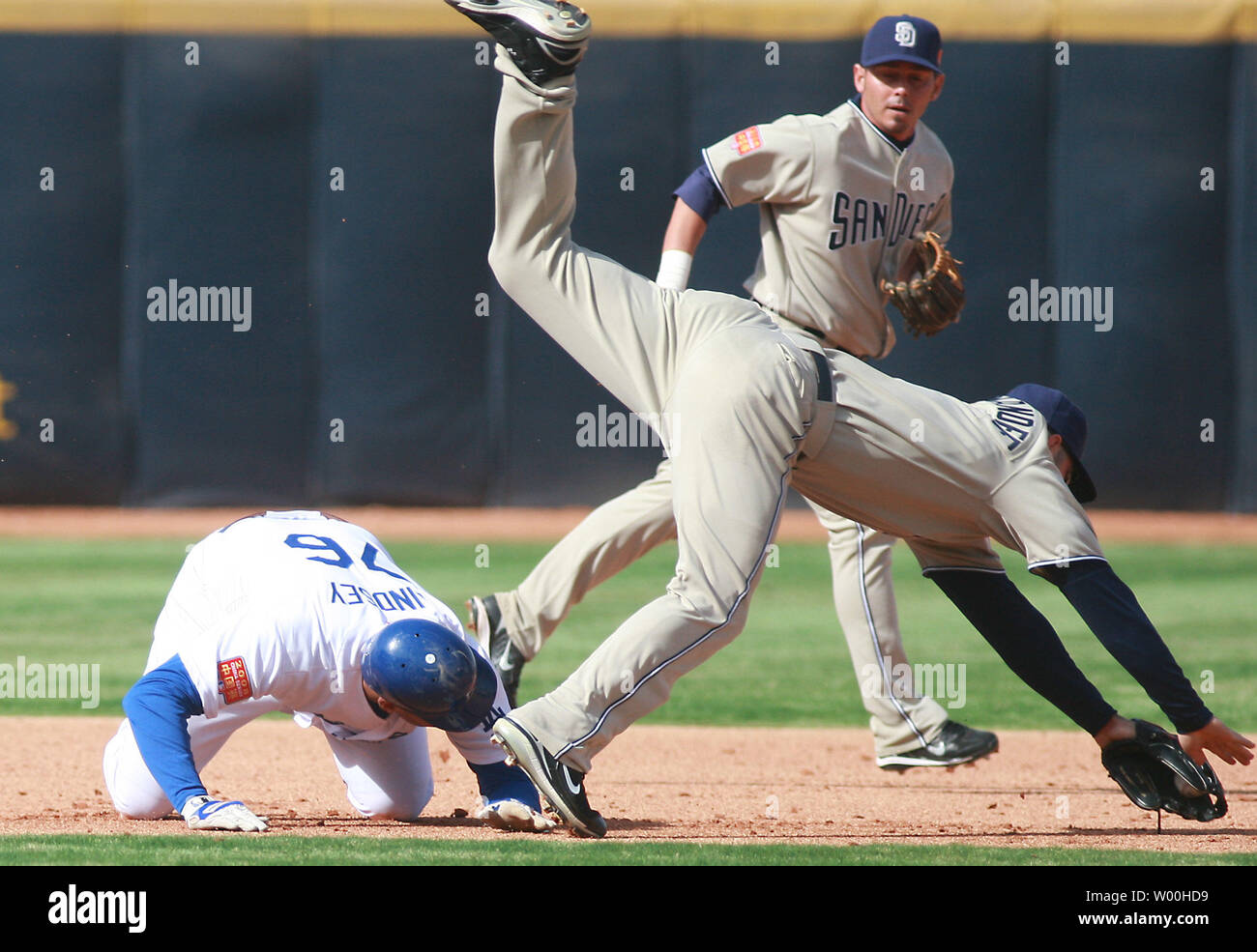 Los Angeles Dodgers David Lindsey (L) ducks a tag by San Diego Padres ...