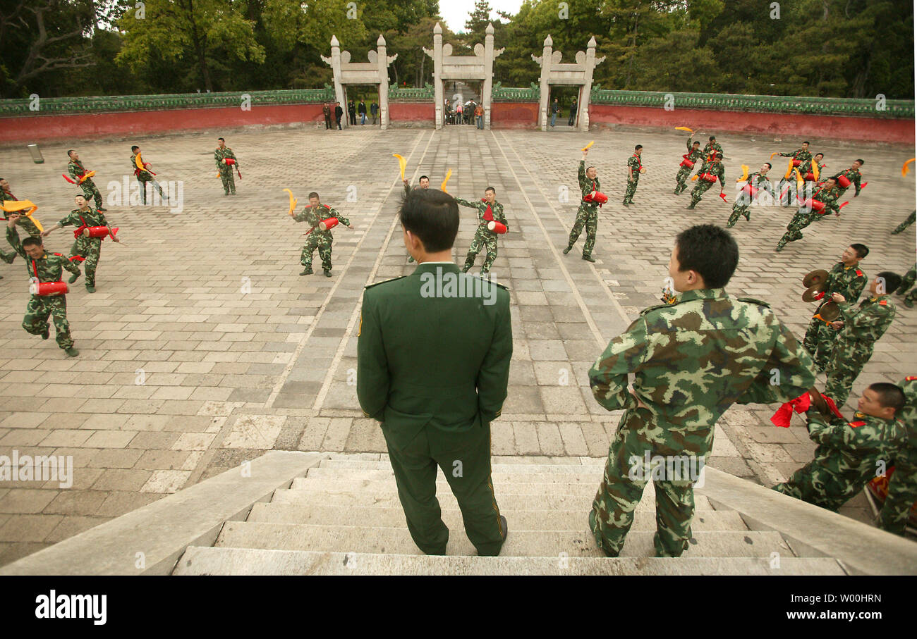 Chinese peoples liberation army soldiers hi-res stock photography and ...