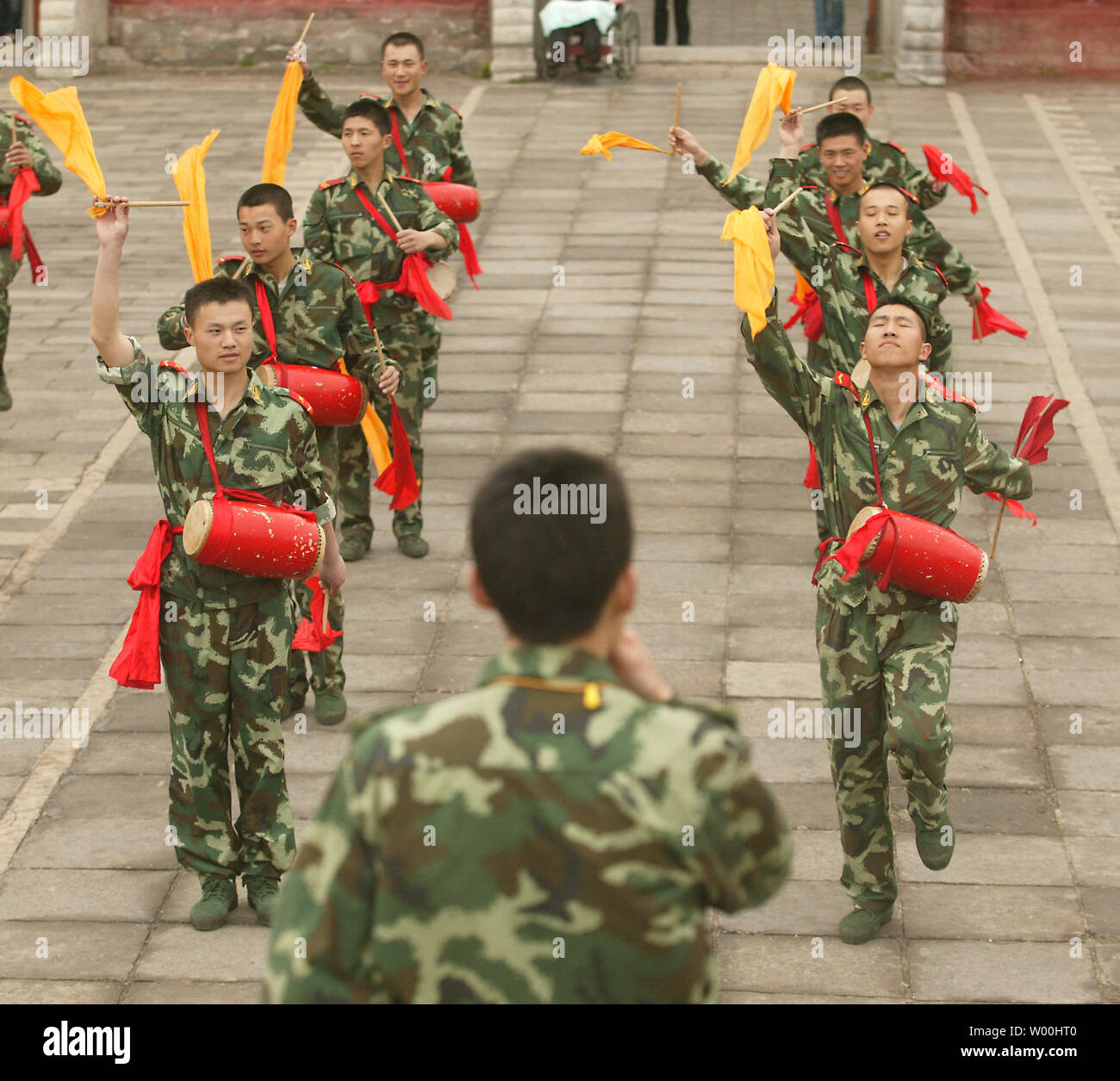 Chinese peoples liberation army soldiers hi-res stock photography and ...