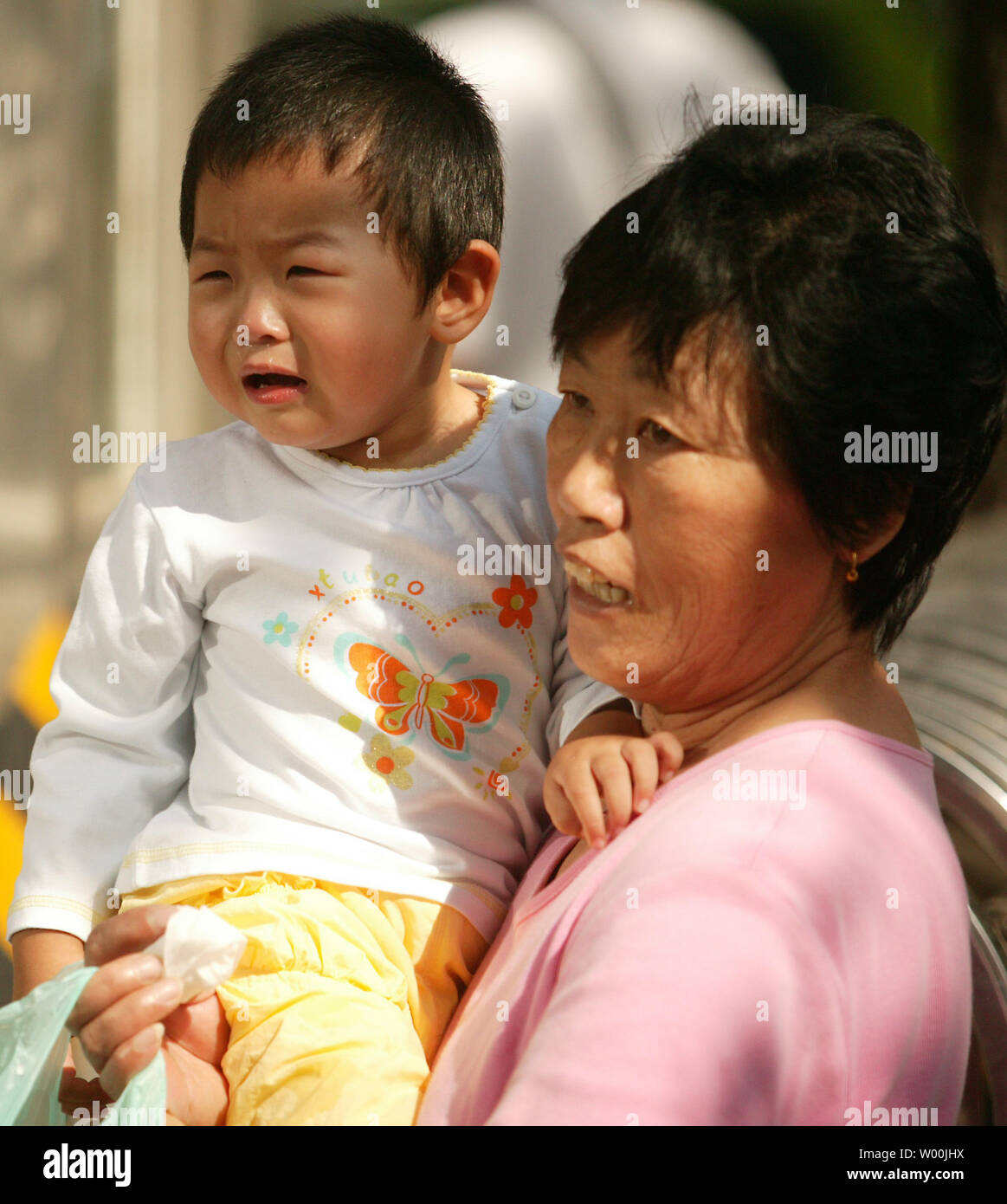 Four babies one crying hi-res stock photography and images - Alamy