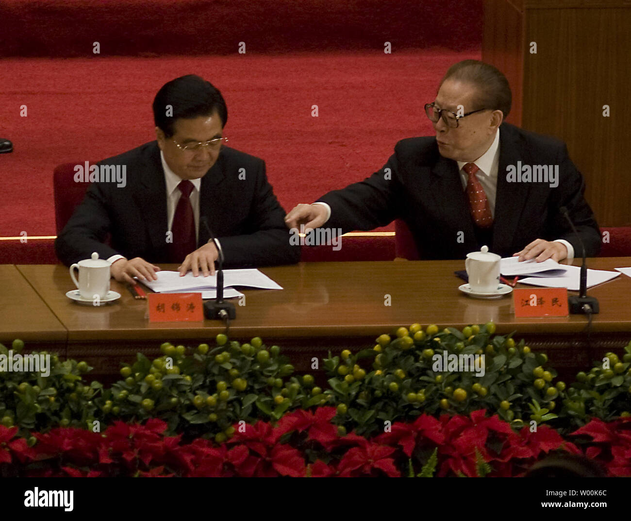 China's President Hu Jintao (L) speaks with former President Jiang ...