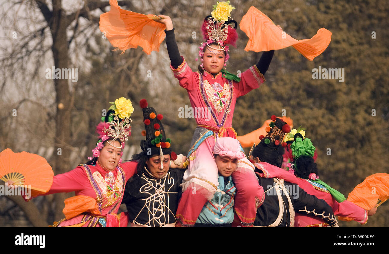 Beijing chinese folk dances hi-res stock photography and images - Alamy