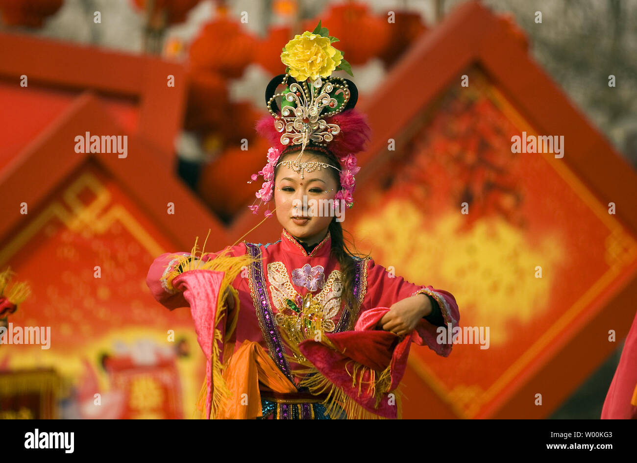 Beijing chinese folk dances hi-res stock photography and images - Alamy