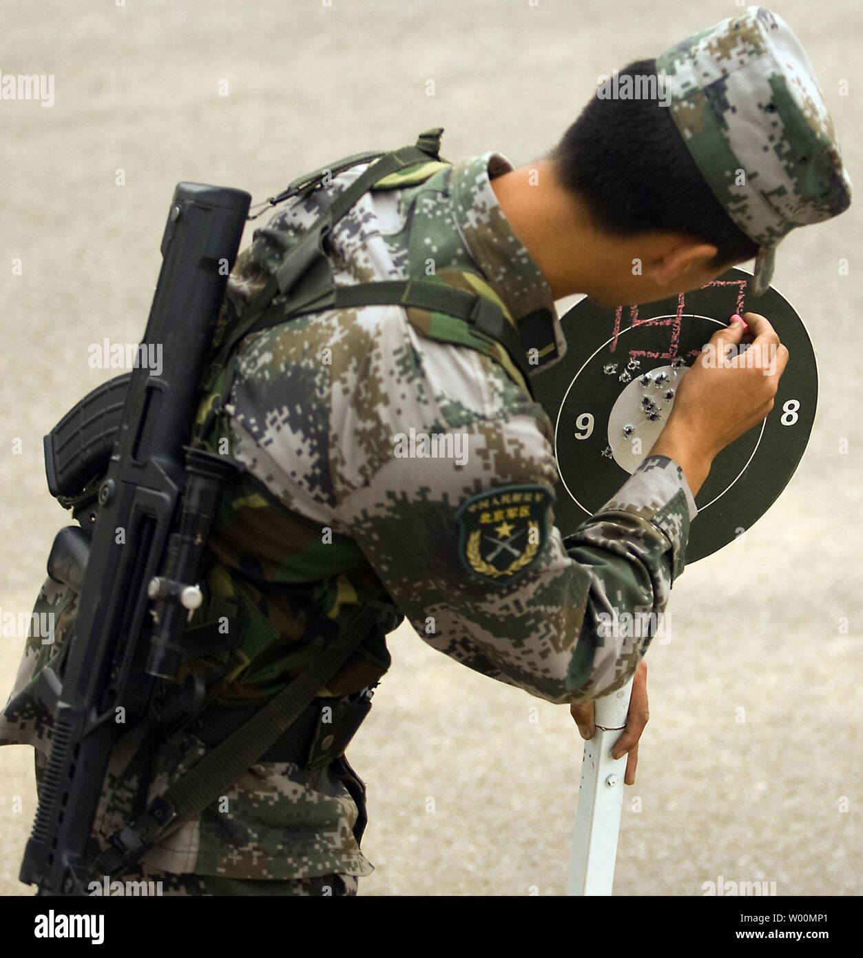 Soldiers of the Third Guard Division of the People's Liberation Army ...