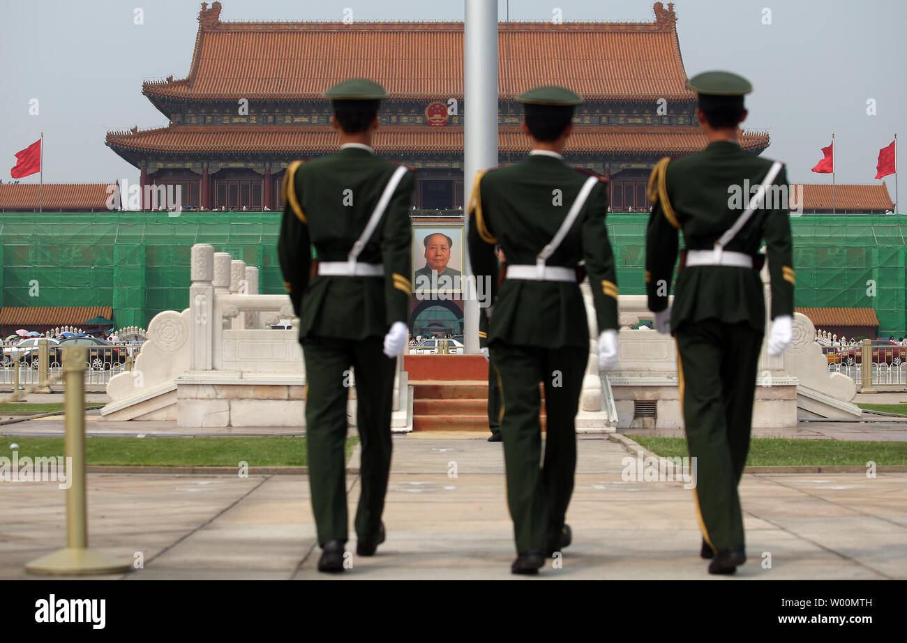 Chinese soldiers change guard in front of Tiananmen Square's North ...
