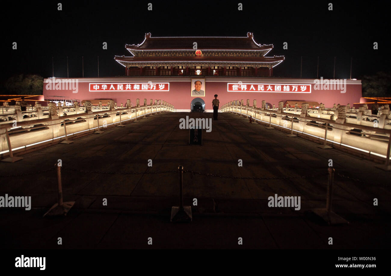 Security guard in front giant hi-res stock photography and images - Alamy