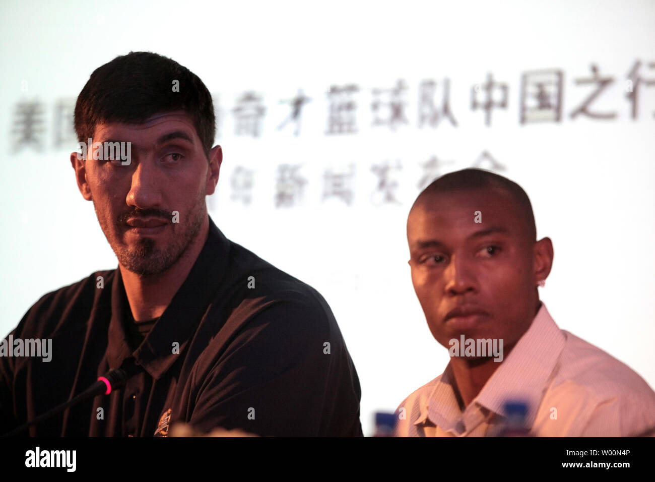 Former Washington Bullet Gheorghe Muresan (L) and Washington Wizards ...