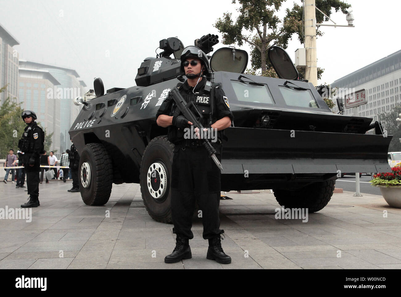 China swat team hi-res stock photography and images - Alamy