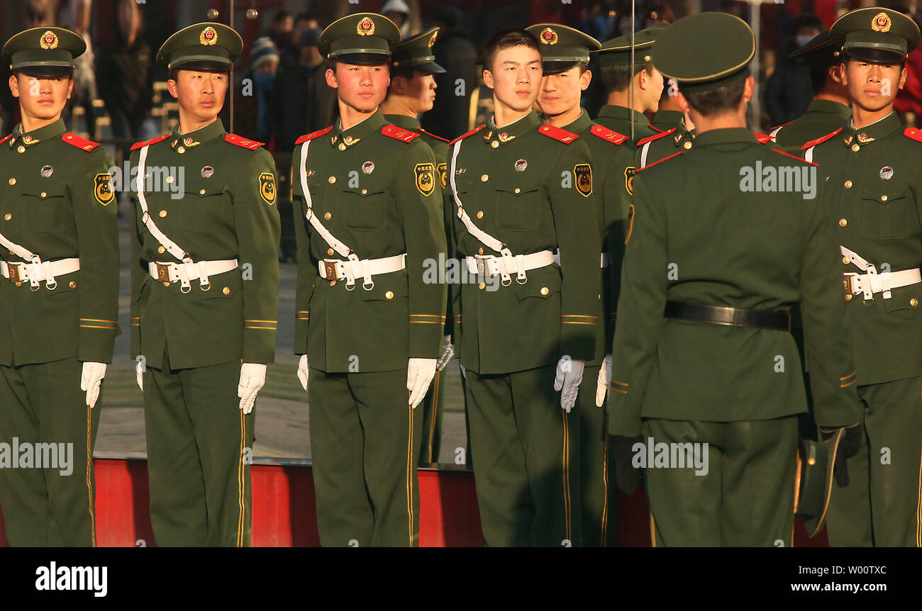 Line of chinese soldiers hi-res stock photography and images - Alamy