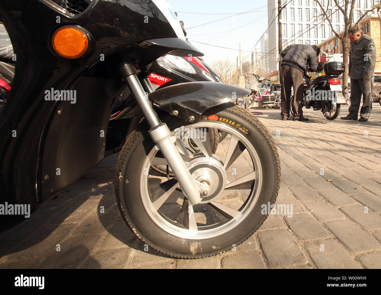 Electronic figures global hi-res stock photography and images - Alamy