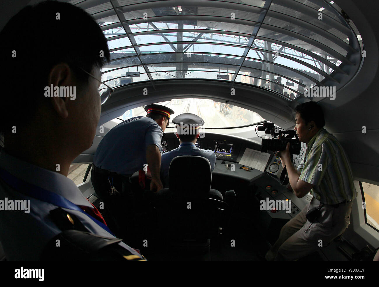Chinese train conductor hi-res stock photography and images - Alamy