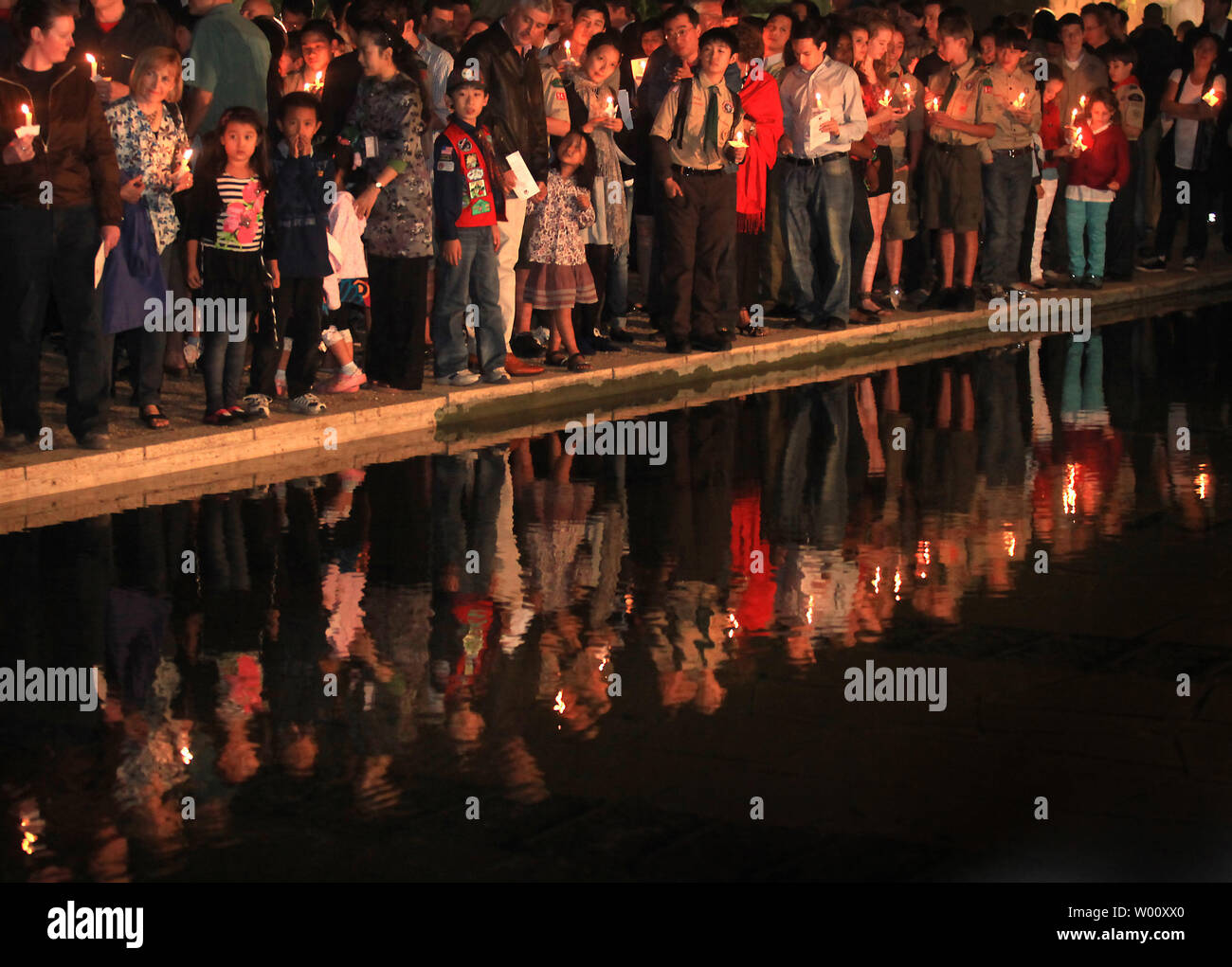 September 11 memorial service candles hi-res stock photography and ...