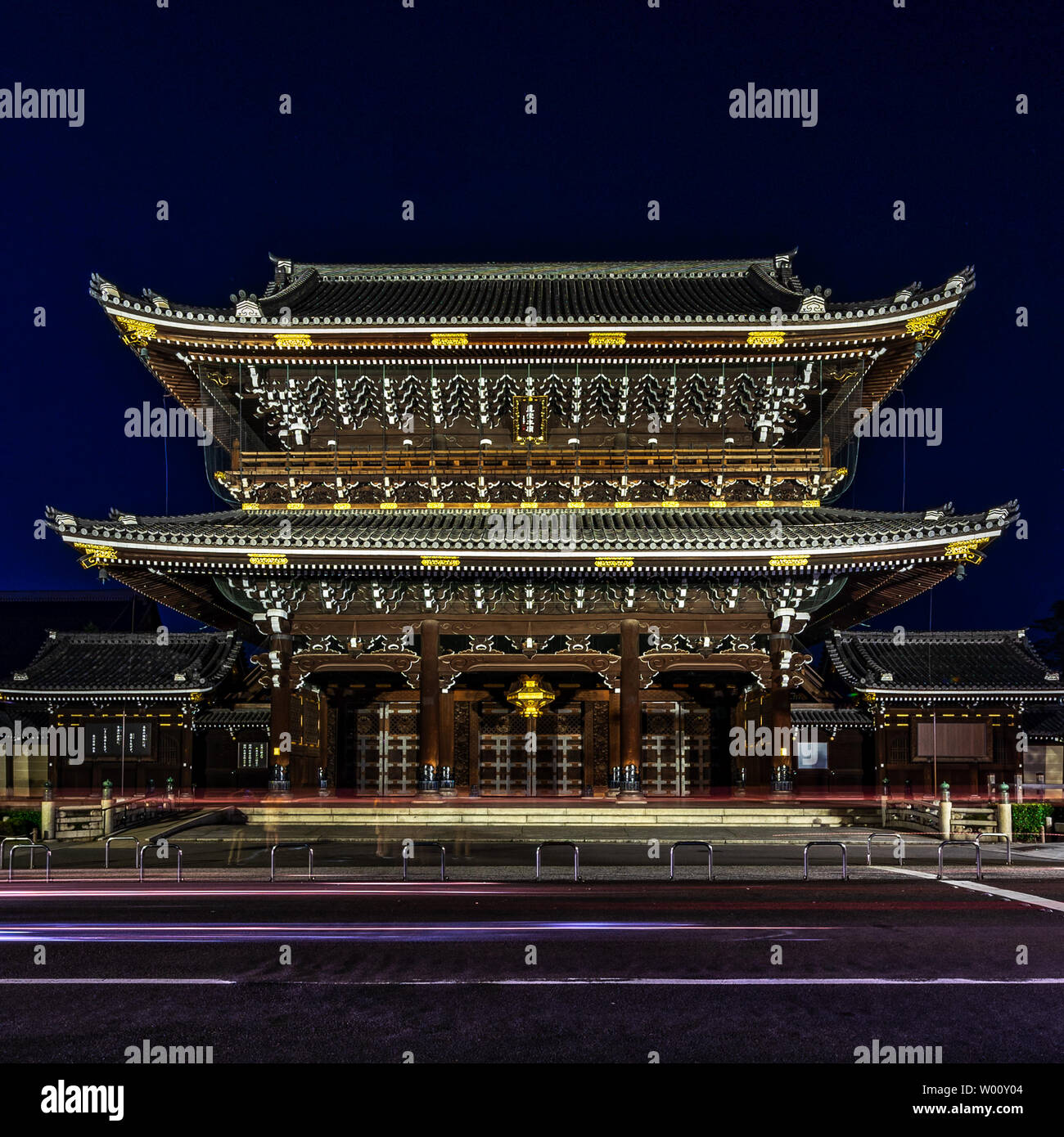 higashi-honganji temple at night Stock Photo - Alamy
