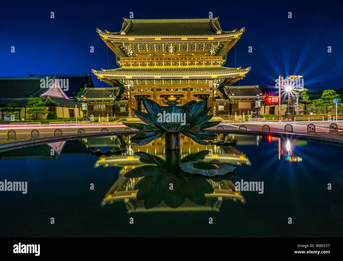 higashi-honganji temple at night Stock Photo - Alamy