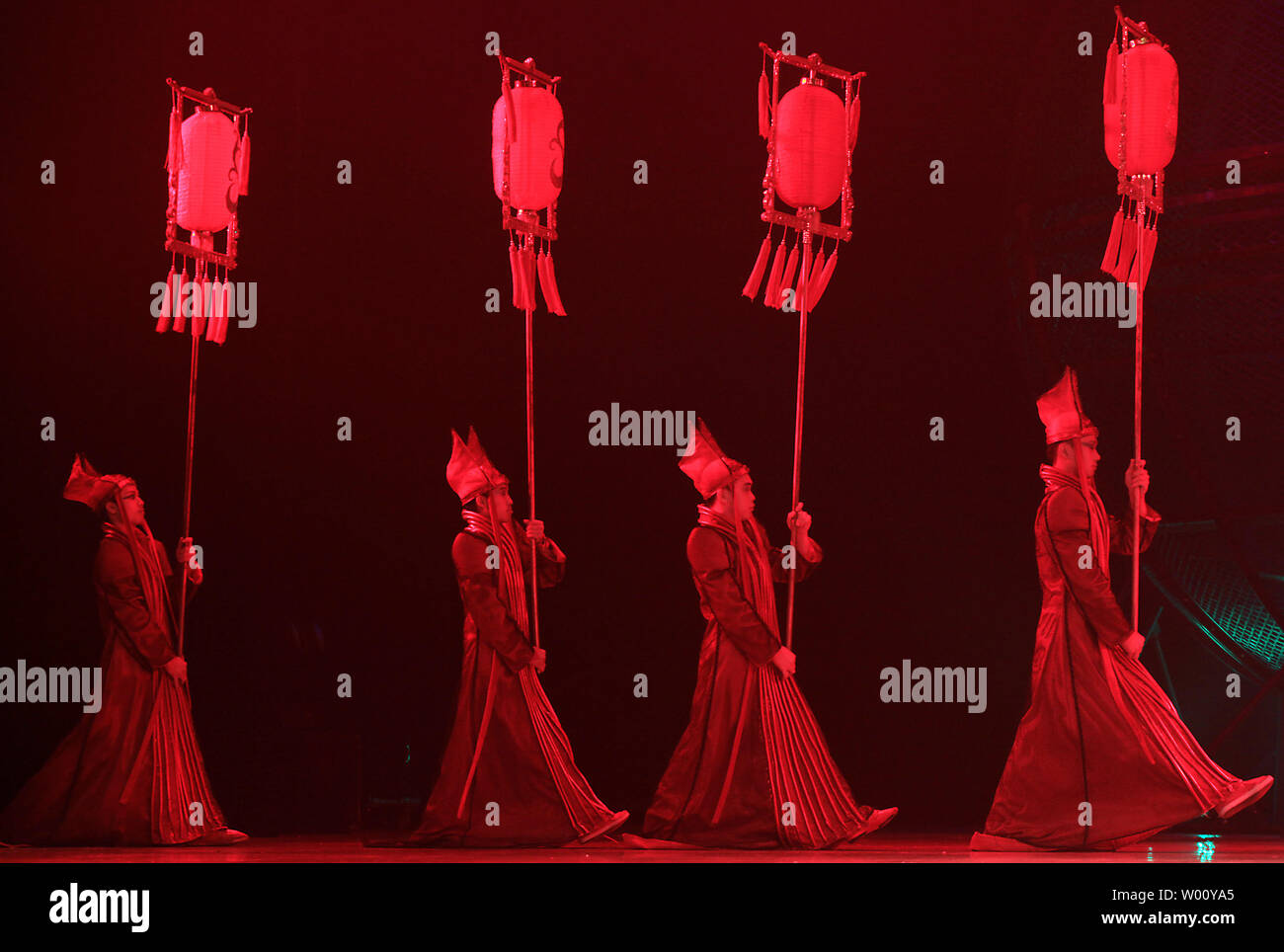 Chinese acrobats and dancers perform in Beijing's most famous acrobat ...