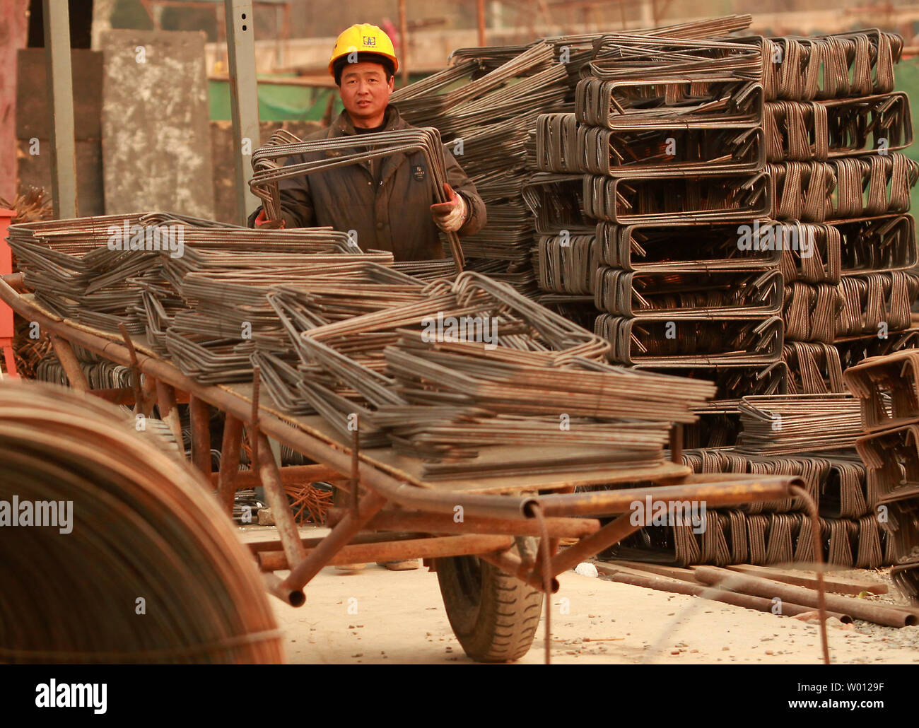 Adding rebar hi-res stock photography and images - Alamy