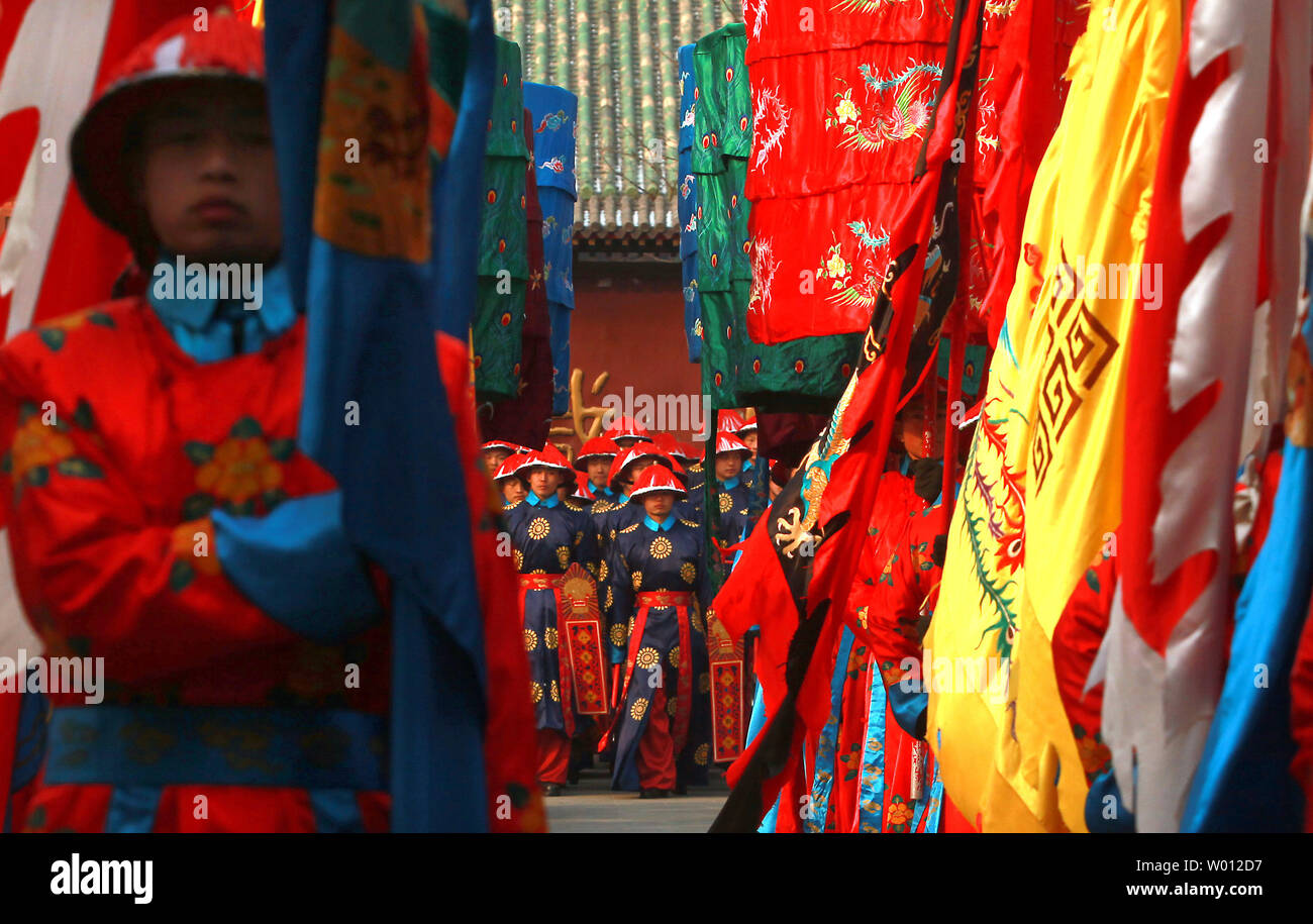 Chinese soldiers dressed as Qing Dynasty guards perform in a Qing ...