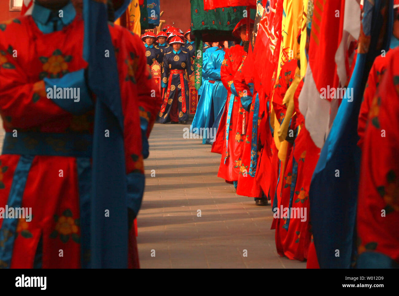 Chinese soldiers dressed as Qing Dynasty guards perform in a Qing ...