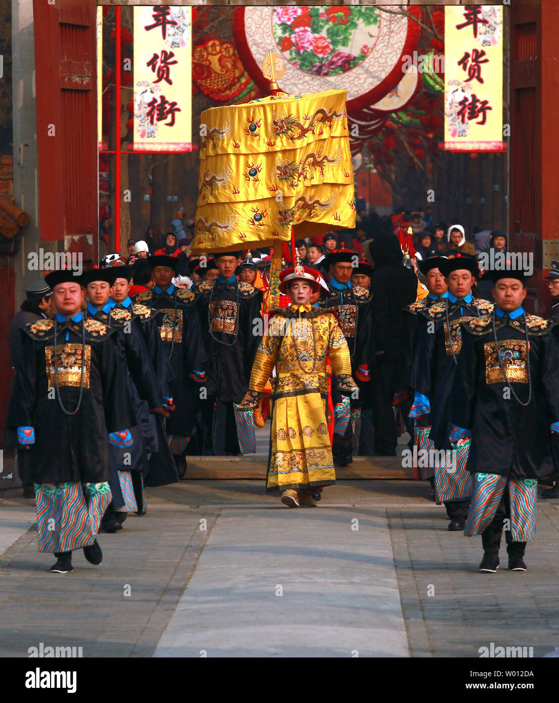Chinese soldiers dressed as Qing Dynasty guards and as an emperor ...