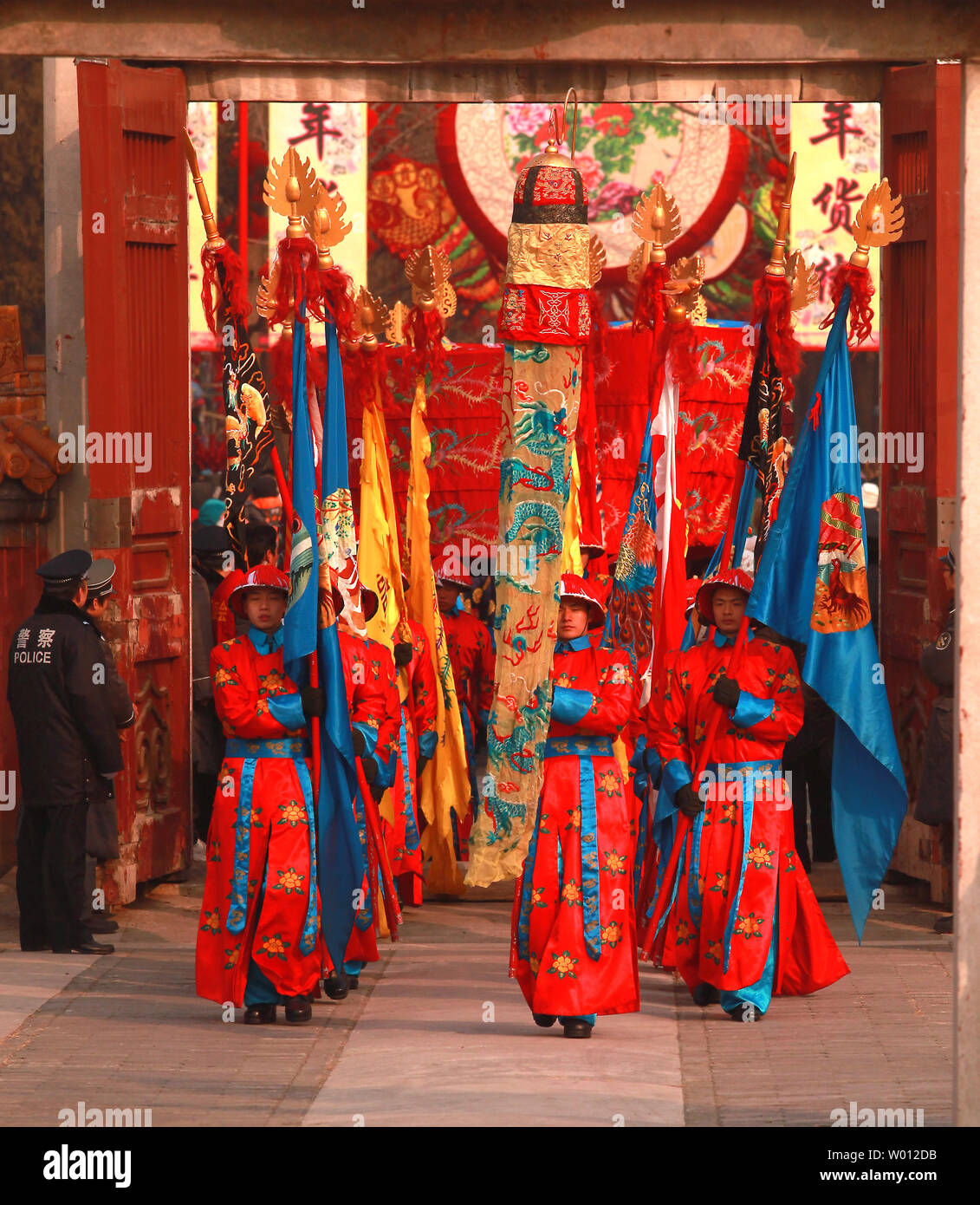 Chinese soldiers dressed as Qing Dynasty guards perform in a Qing ...
