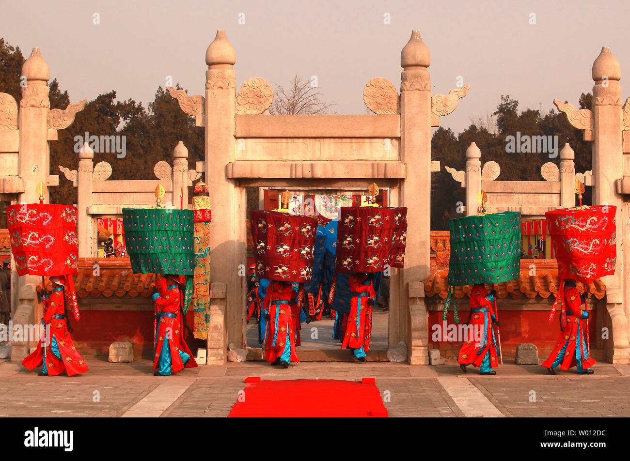 Chinese soldiers dressed as Qing Dynasty guards perform in a Qing ...