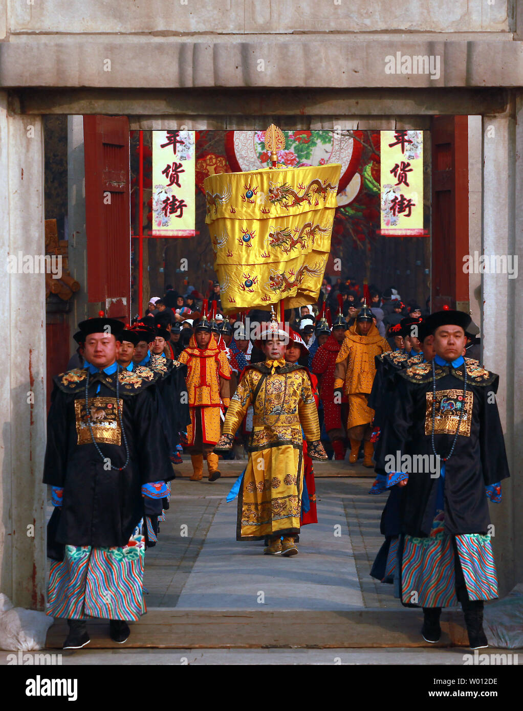 Chinese soldiers dressed as Qing Dynasty guards and as an emperor ...